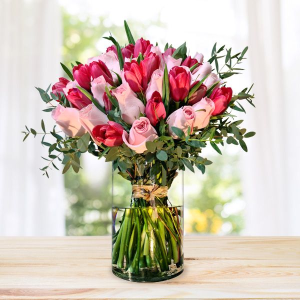 tulipanes rojos y rosas